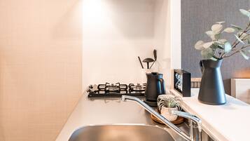 Quarto quádruplo standard | Cozinha privada | Geladeira, micro-ondas, cooktop, chaleira elétrica