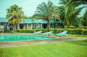 Piscina exterior, espreguiçadeiras, nadadores-salvadores no local