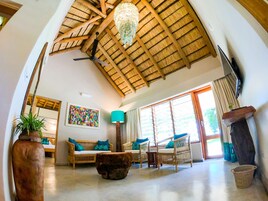 Quarto casal família | Área de estar | TV