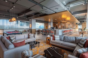 2 bares/lounges 