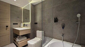 Quarto Sénior | Casa de banho | Um polibã, um chuveiro fixo, artigos de higiene pessoal grátis 
