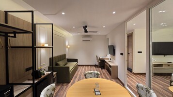 Quarto Sénior | Sala de estar | Televisor de ecrã plano de 32 polegadas com canais por cabo 