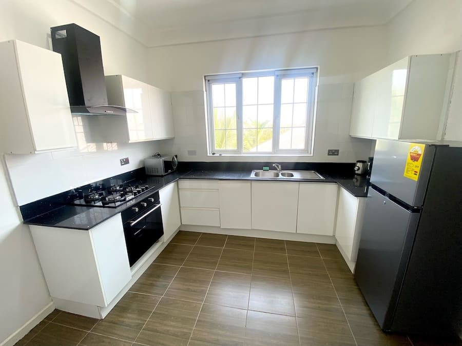 Apartamento superluxo | Cozinha privada | Geladeira grande, micro-ondas, fogão, cooktop