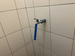 Quarto casal standard | Banheiro | Chuveiro, sabonete