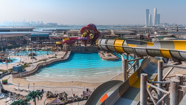 Um parque aquático com vários toboáguas e uma piscina grande.