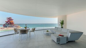 Uma sala de estar moderna com vista para o mar, piscina e um toboágua.