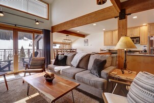 Condo, 2 quartos | Área de estar | Smart TV