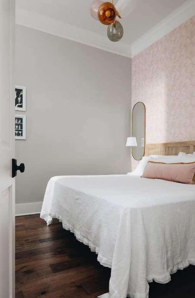 Ulysses Suites, Suite 201, 2 Bedroom/2 Bath, Full Kitchen And Living Room - Galena, IL