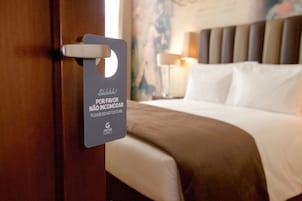 Minibar, cofre no quarto, Wi-fi grátis, roupa de cama fornecida