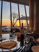 2 restaurantes, pequenos-almoços servidos 