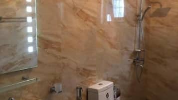 Quarto Standard, 1 cama queen-size | Casa de banho | Artigos de higiene pessoal grátis, um secador de cabelo