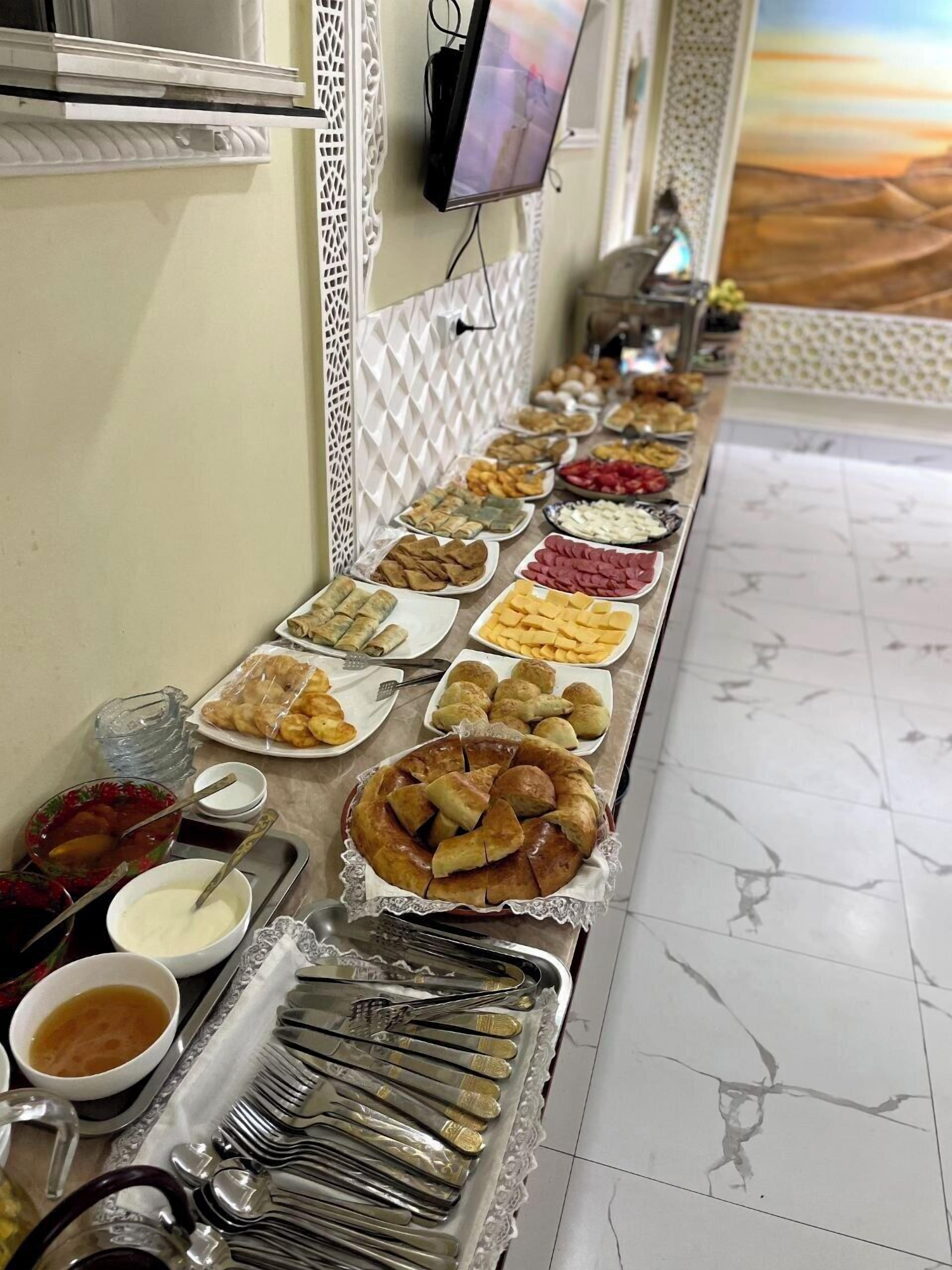 Pequeno-almoço tipo buffet diário (3.2 USD por pessoa) 