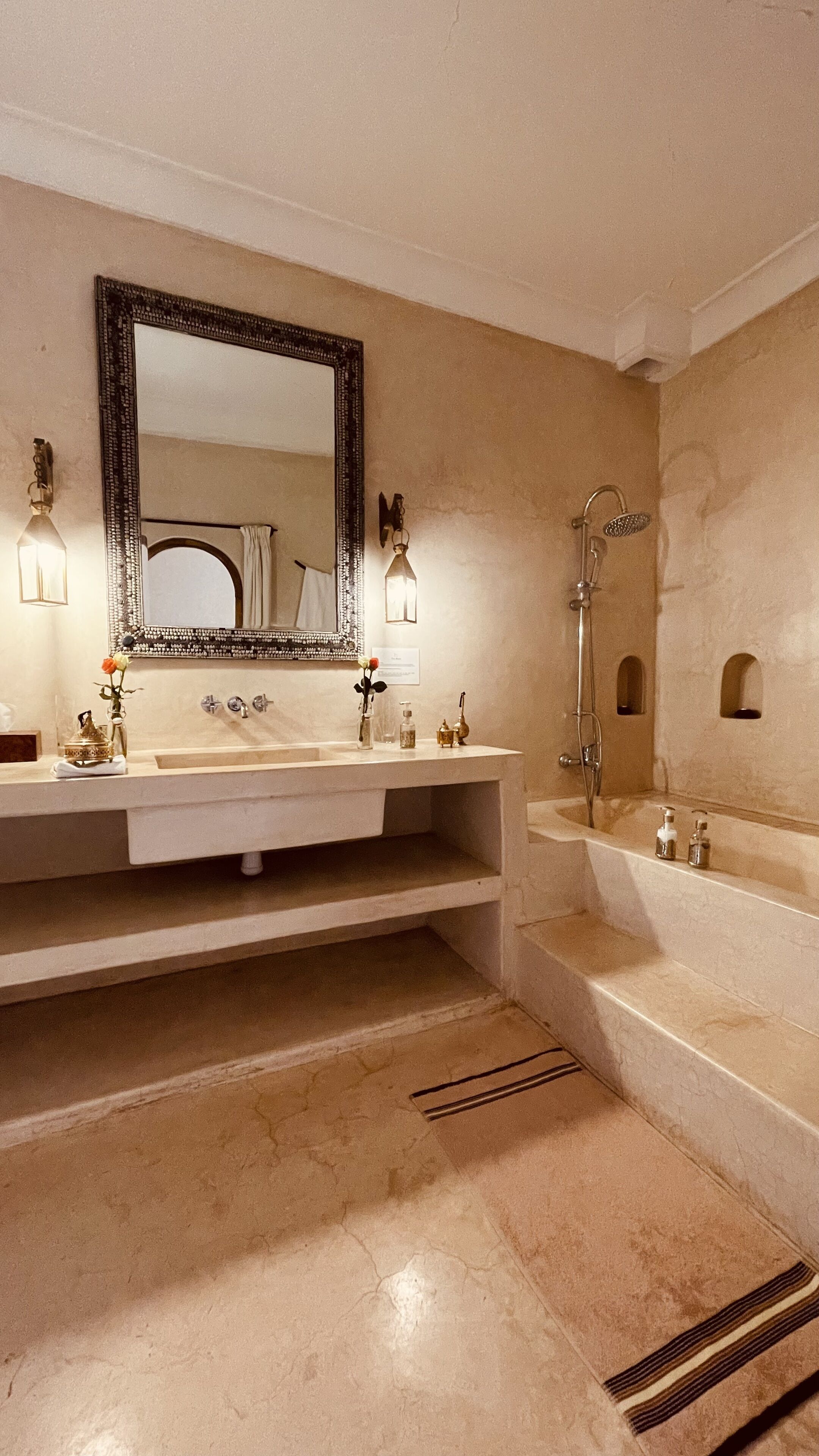 Quarto família | Banheiro | Secador de cabelo, toalhas de banho, sabonete, shampoo