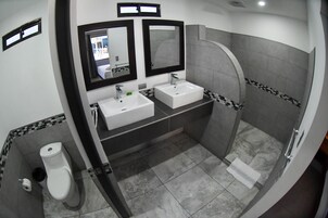 Um polibã, um chuveiro fixo, artigos de higiene pessoal grátis 