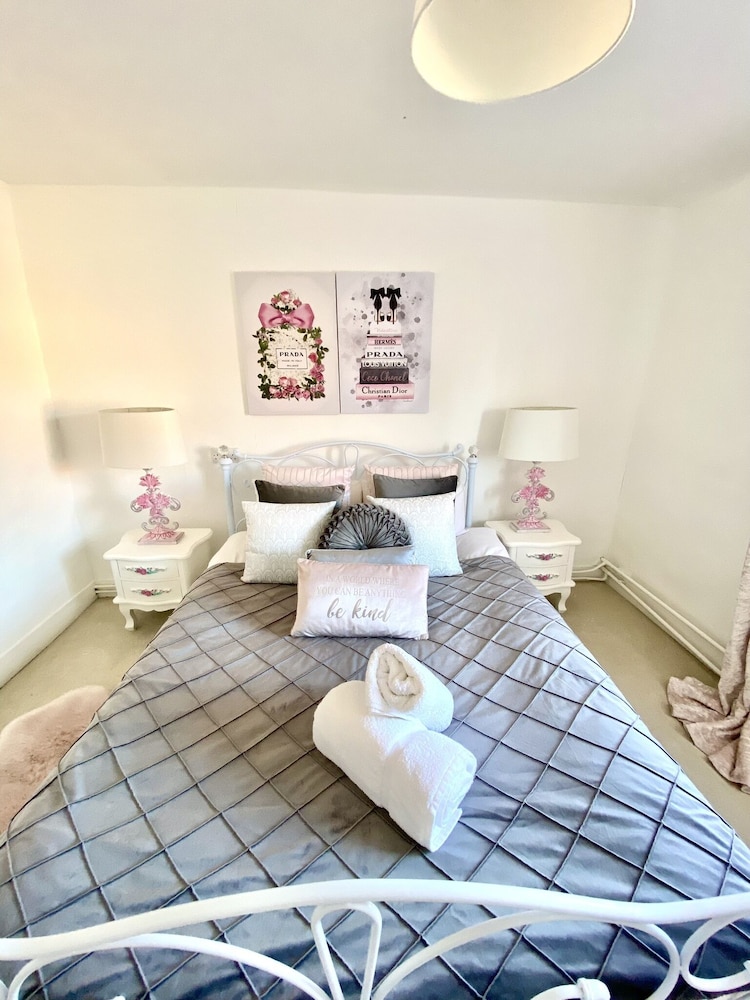 Amazing Farmhouse Only 21 Miles From London With Pool, Hot Tub, Games Room! - Brentwood