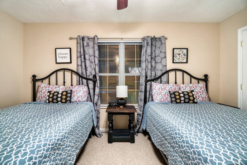 1 Mile To Pkwy, Pets, Hot Tub, Creekside, Porch - Gatlinburg, TN