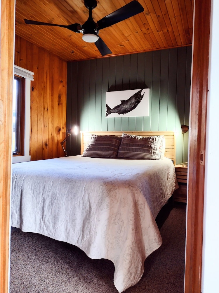 "Scotch Pine": Classic North Shore Cabin Near Grand Marais - Grand Marais, MN