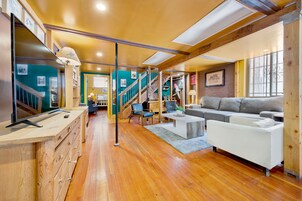 Loft com design assinado | Área de estar | Smart TV 50 polegadas com canais digitais, serviços de streaming