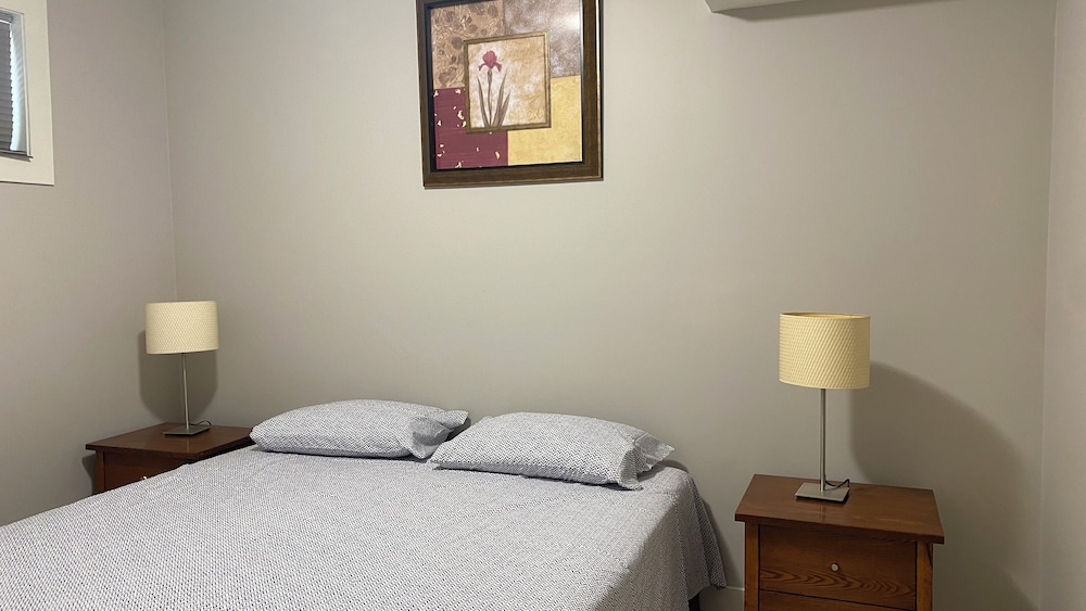 Relax, Feel Home: 2 Bed, Large Living & Home Theatre Green Home Upscale Neighbor - Alberta