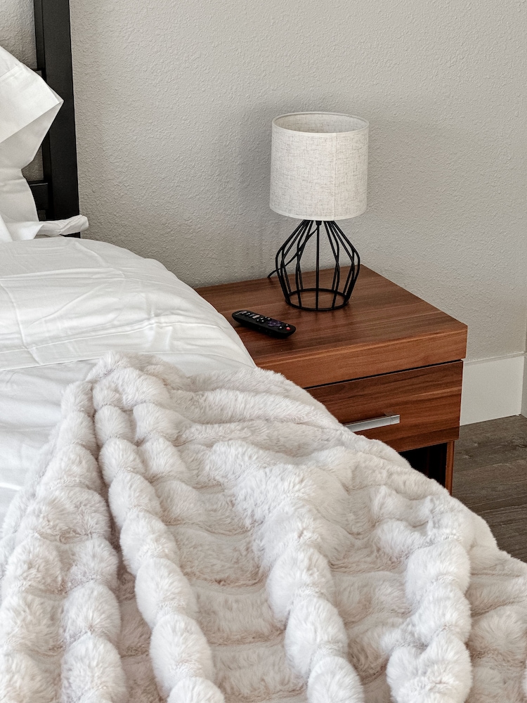 Cozy 3br Oasis W/pool In Noho - Los Angeles, CA