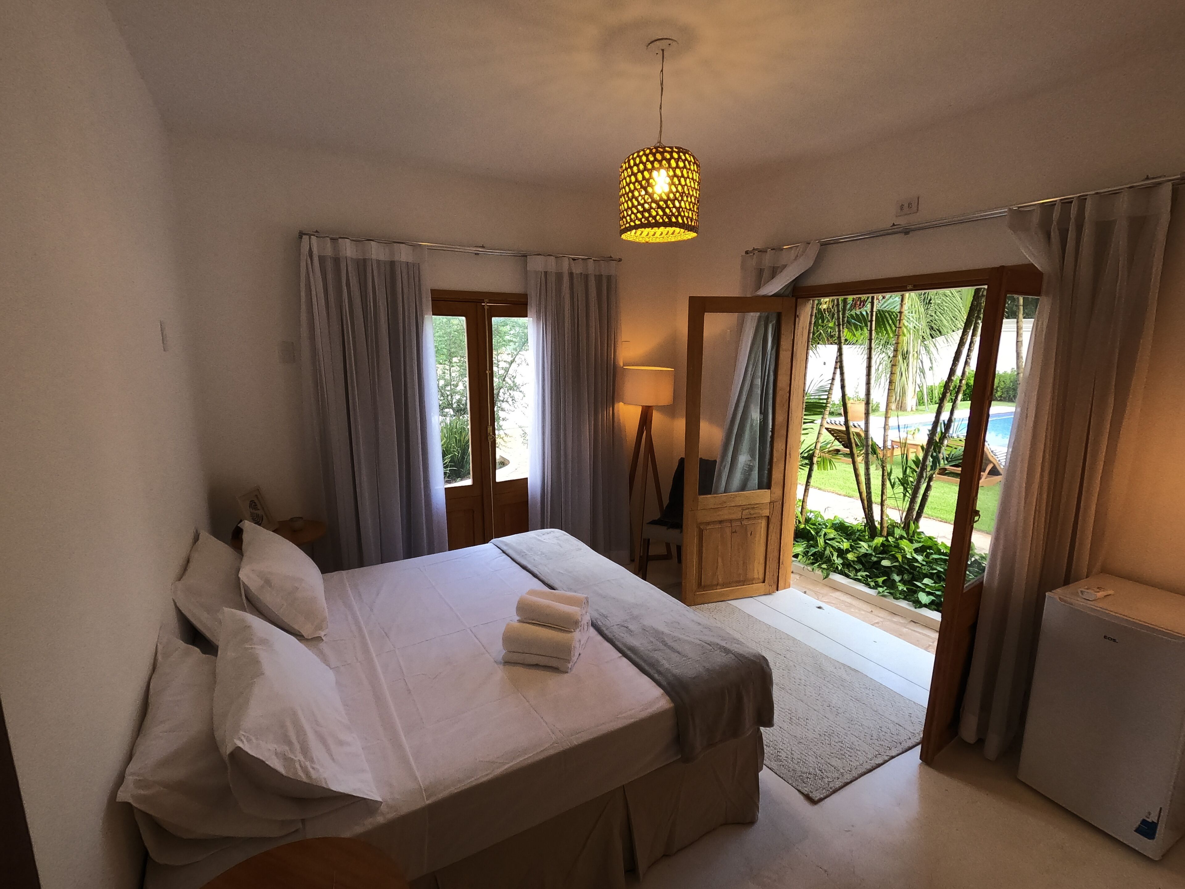 Secretária, cortinas/cortinados opacos, ferro/tábua de engomar 