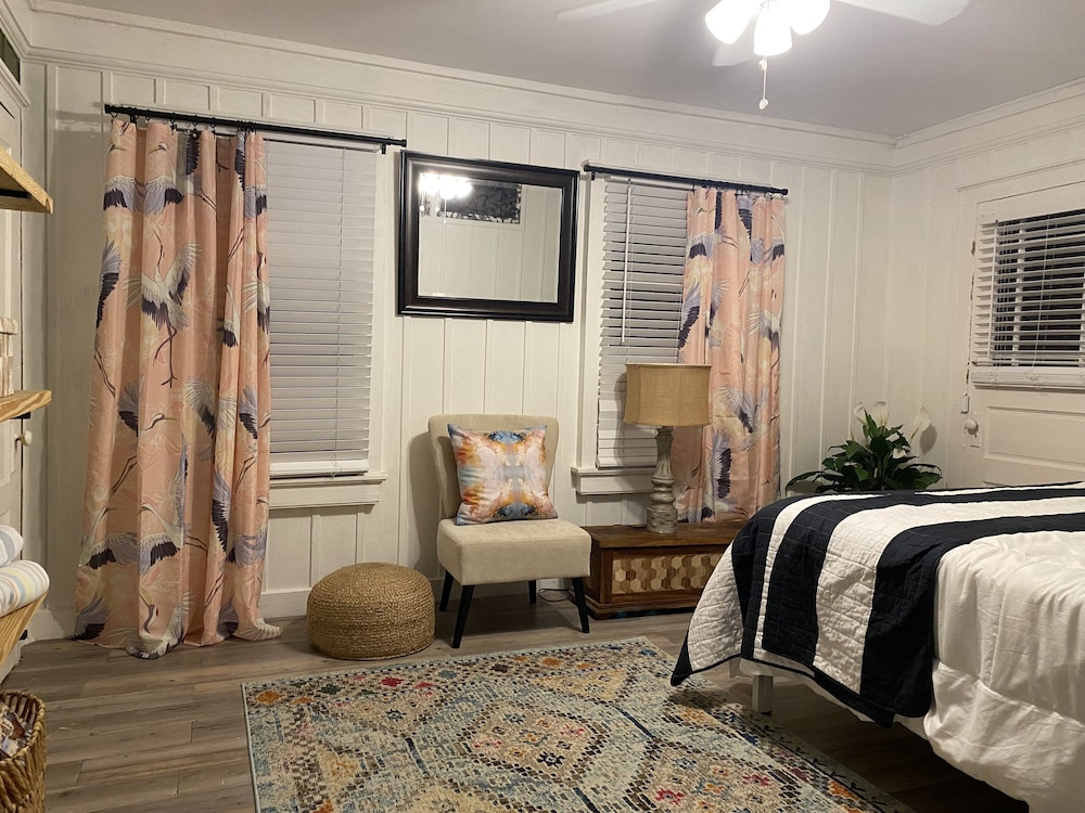 Vintage Beach Cottage With Cozy Vibes And Cute Separate Casita. Pet Friendly! - Vero Beach, FL