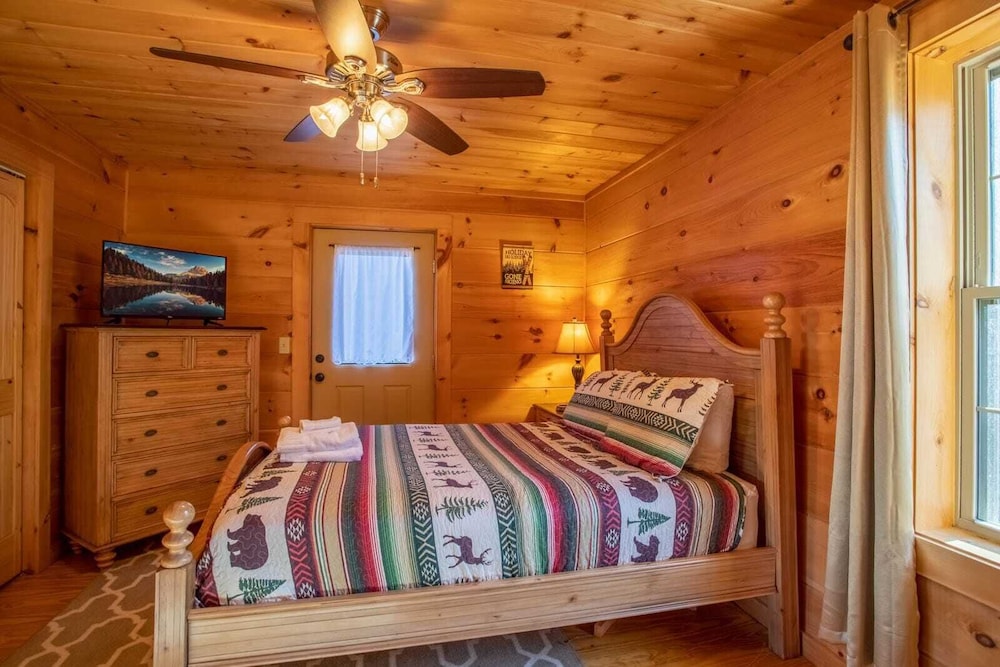Quaint Log Cabin In Secluded Area - Roan Mountain, TN