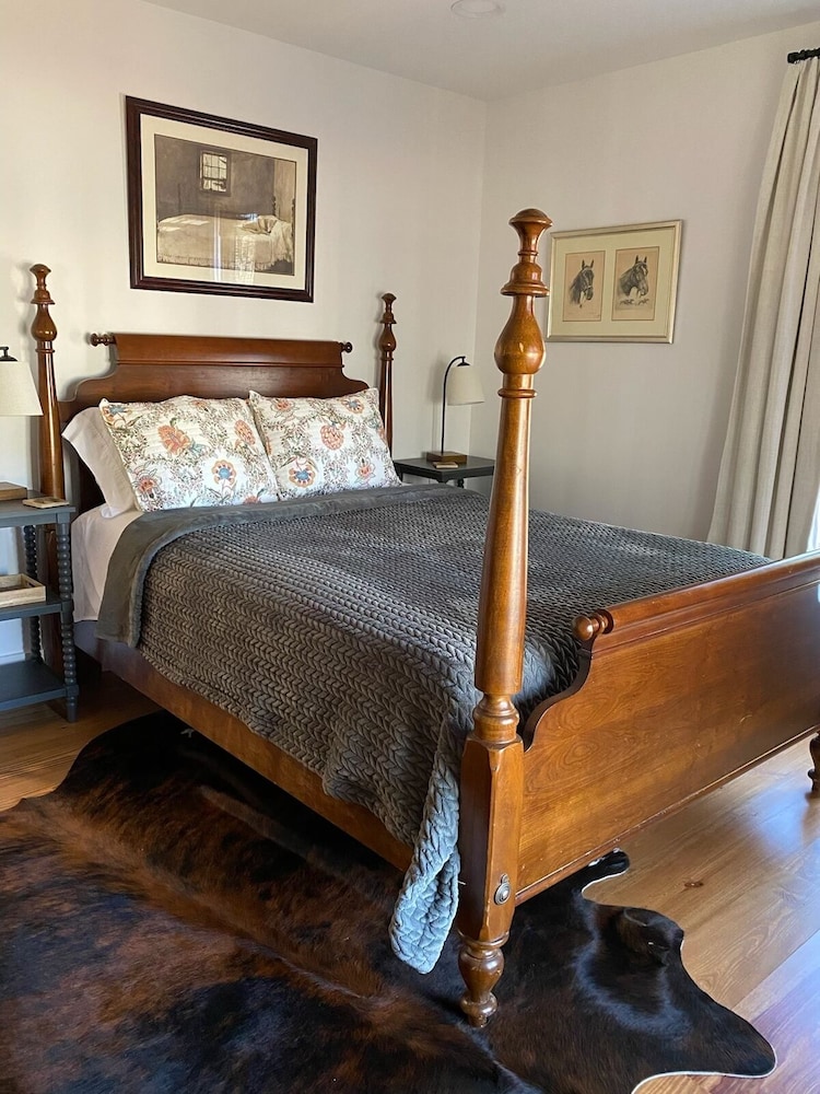 Cozy Athens Retreat- All Decked Out with Pond View-7 miles from Dwntwn ...
