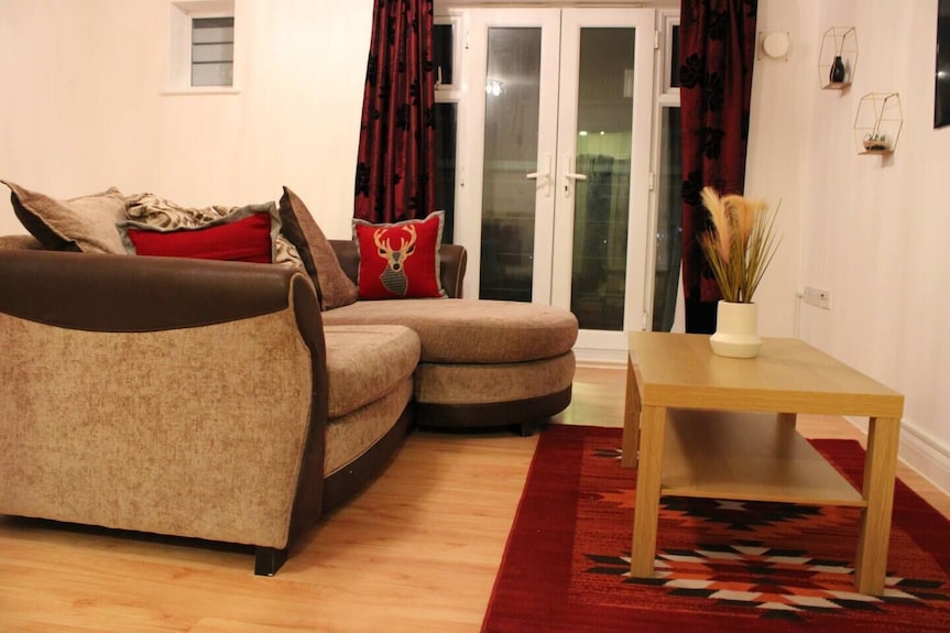 Apartment - Sleeps 2 - Parking - Station Close - Romford