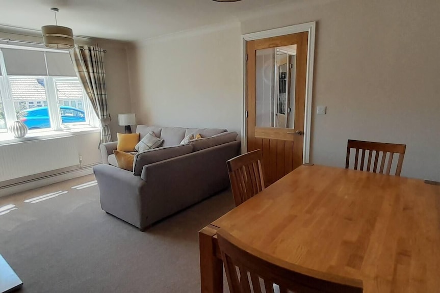 2 Bed House - Sleeps 4 - Pets - Garden - Parking - Retford