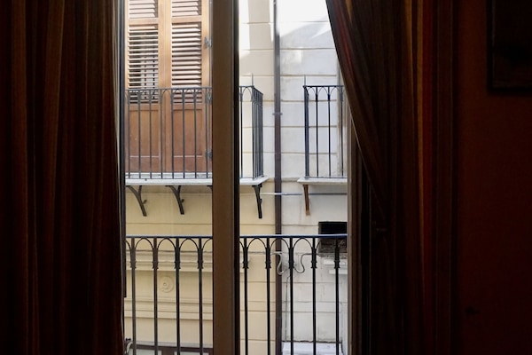 Quarto básico, 1 quarto, vista para a cidade | Edredons de pluma, frigobar, escrivaninha, quartos à prova de som