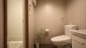 Quarto duplo básico | Banheiro | Chuveiro/banheira combinados, chuveiro com efeito de chuva