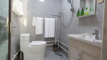 Quarto Triplo Familiar, várias camas, casa de banho anexa, vista para a montanha | Casa de banho | Um polibã, um chuveiro fixo 