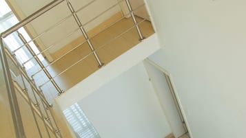 Quarto casal luxo, acessível para pessoas com deficiência física | Edredons de pluma, escrivaninha, espaço de trabalho para notebook