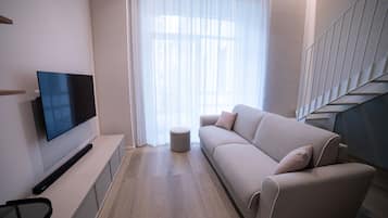 Dúplex, terraço | Sala de estar | TV de ecrã plano