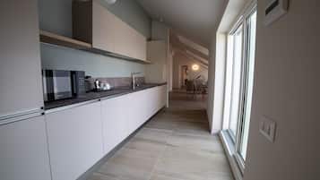 Apartamento Superior, terraço | Cozinha privada | Uma placa de cozinha, uma cafeteira/bule, uma torradeira