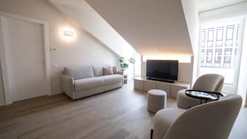 Apartamento Superior, terraço | Sala de estar | TV de ecrã plano