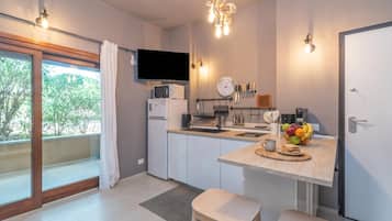 Apartamento família, vários quartos (White Sand House) | Cozinha privada | Geladeira, micro-ondas, fogão, cooktop