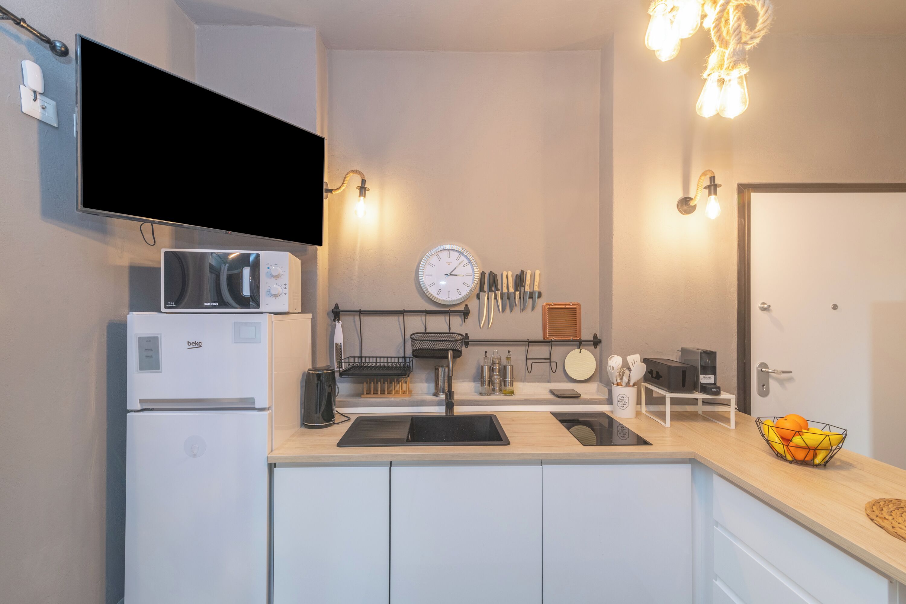 Apartamento Familiar, vários quartos (White Sand House) | Kitchenette privada | Um frigorífico, um micro-ondas, um forno, uma placa de cozinha 