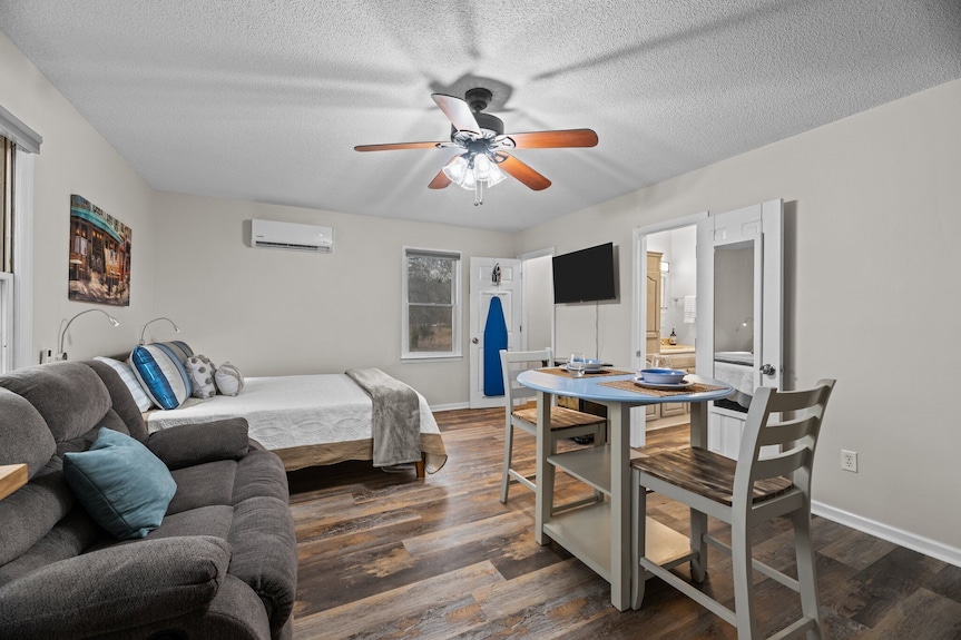 Renovated Rustic Charm! - 뉴 베른