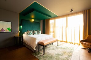 Suite Júnior, varanda, vista para o mar | Cofre no quarto, com decoração personalizada 