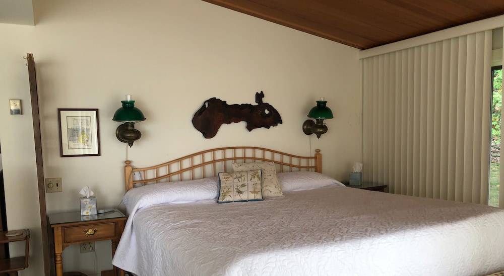 Spacious Spruce Point Waterfront Retreat: Walk To The Inn & Enjoy Easy Access To Boothbay Harbor! - Boothbay Harbor, ME