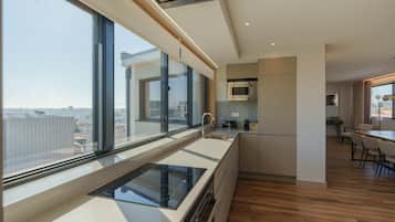 Apartamento Exclusivo | Cozinha privada | Um frigorífico, um micro-ondas, um forno, uma placa de cozinha