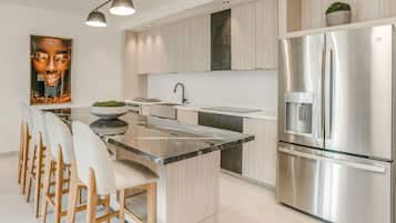 Penthouse, 2 quartos, varanda, vista para o pátio | Cozinha privada | Uma máquina de café expresso, uma cafeteira/bule, uma cadeira de bebé