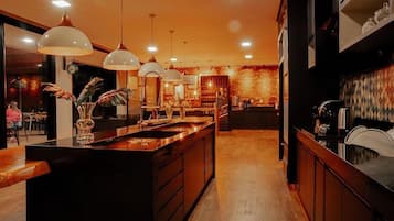 Café da manhã com buffet grátis todos os dias