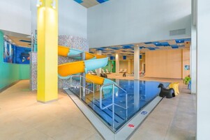 3 piscinas interiores, piscina exterior sazonal 