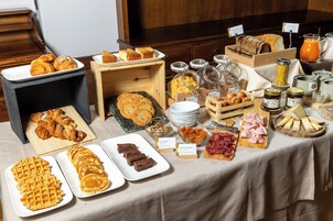Café da manhã com buffet grátis todos os dias