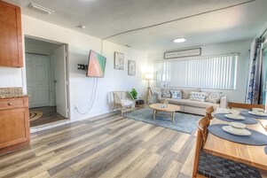 Apartamento Familiar em Condomínio Fechado, várias camas, 2 casas de banho, vista para o oceano | Sala de estar | Smart TV de 43 polegadas com canais digitais, serviços de streaming 