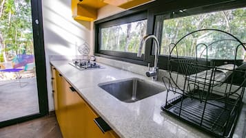 Villa Premium | Cozinha privada | Minifrigorífico, um micro-ondas, uma torradeira, liquidificador