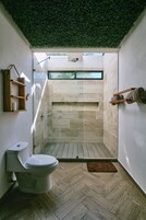 Villa Premium | Casa de banho | Uma combinação polibã/banheira, uma banheira de hidromassagem